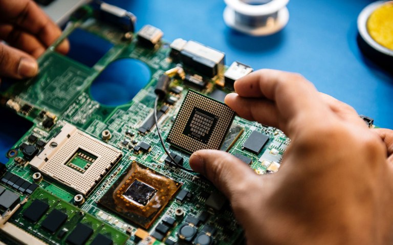 Diferența dintre microprocesor și microcontroler: cum funcționează ...